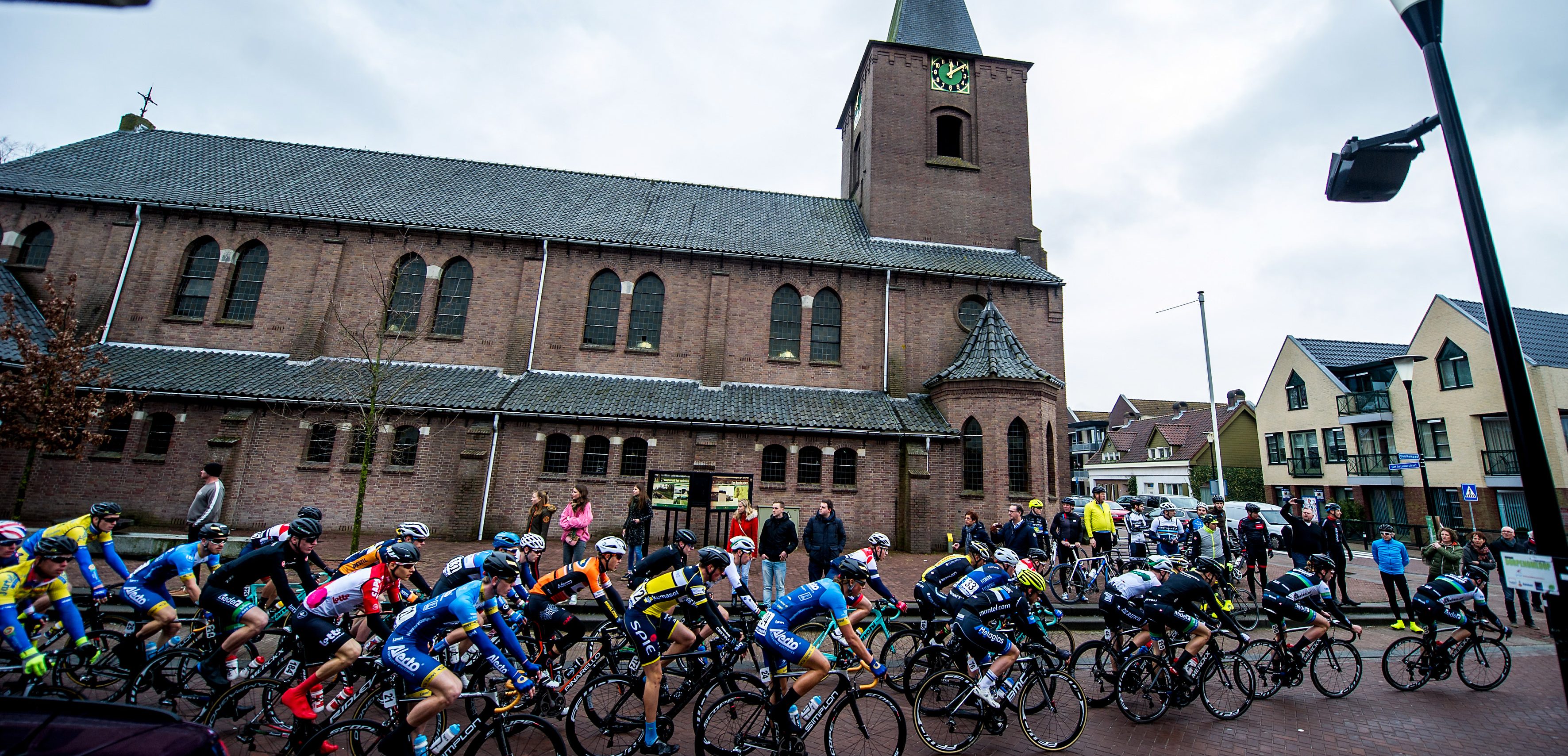 Volg hier de Dorpenomloop Rucphen 2022 | WielerFlits