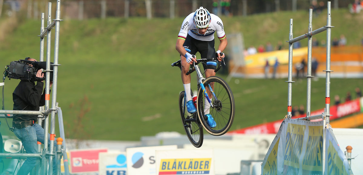 Van der Poel toont zich de sterkste beer in Bern | WielerFlits
