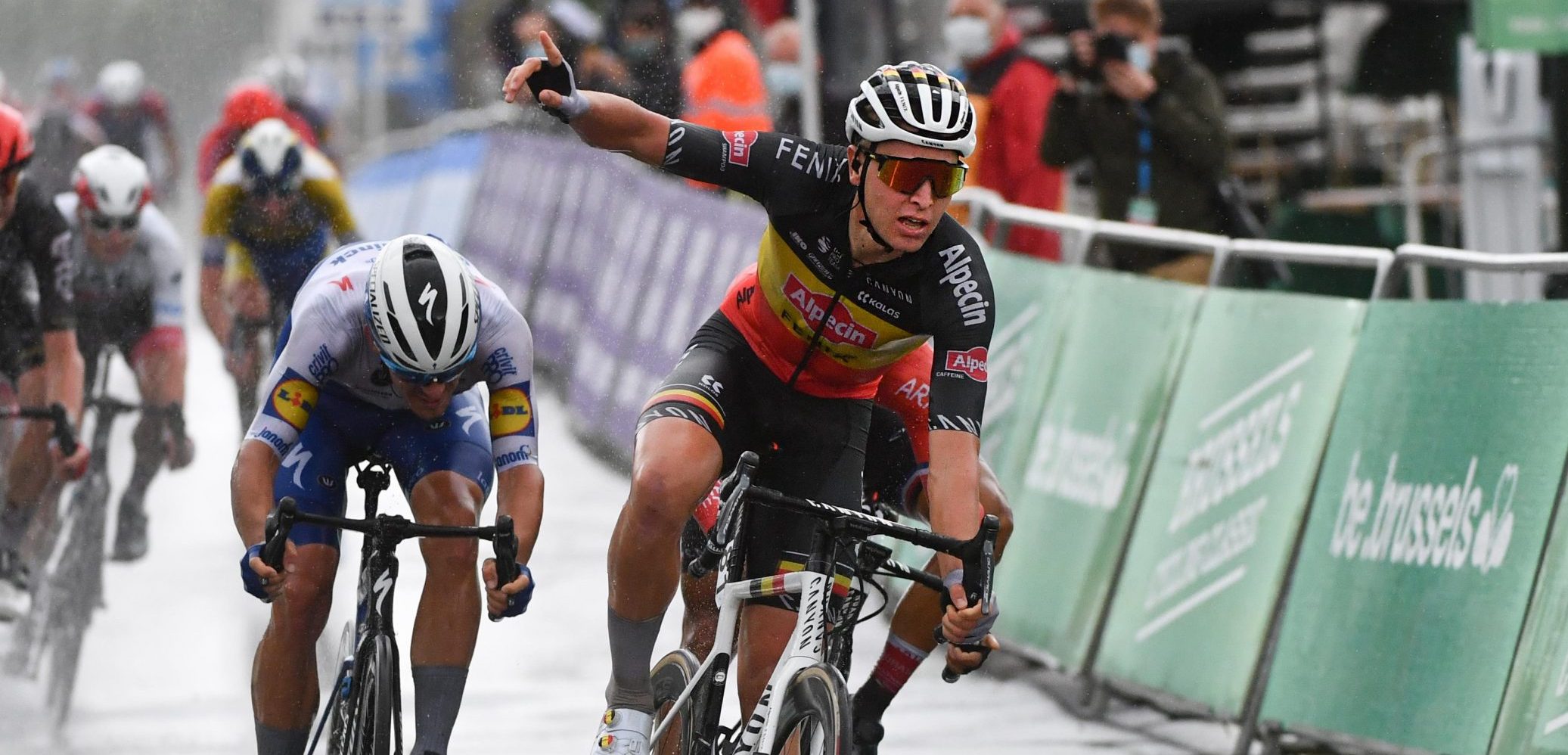 Tim Merlier wint regenachtige Brussels Cycling Classic | WielerFlits