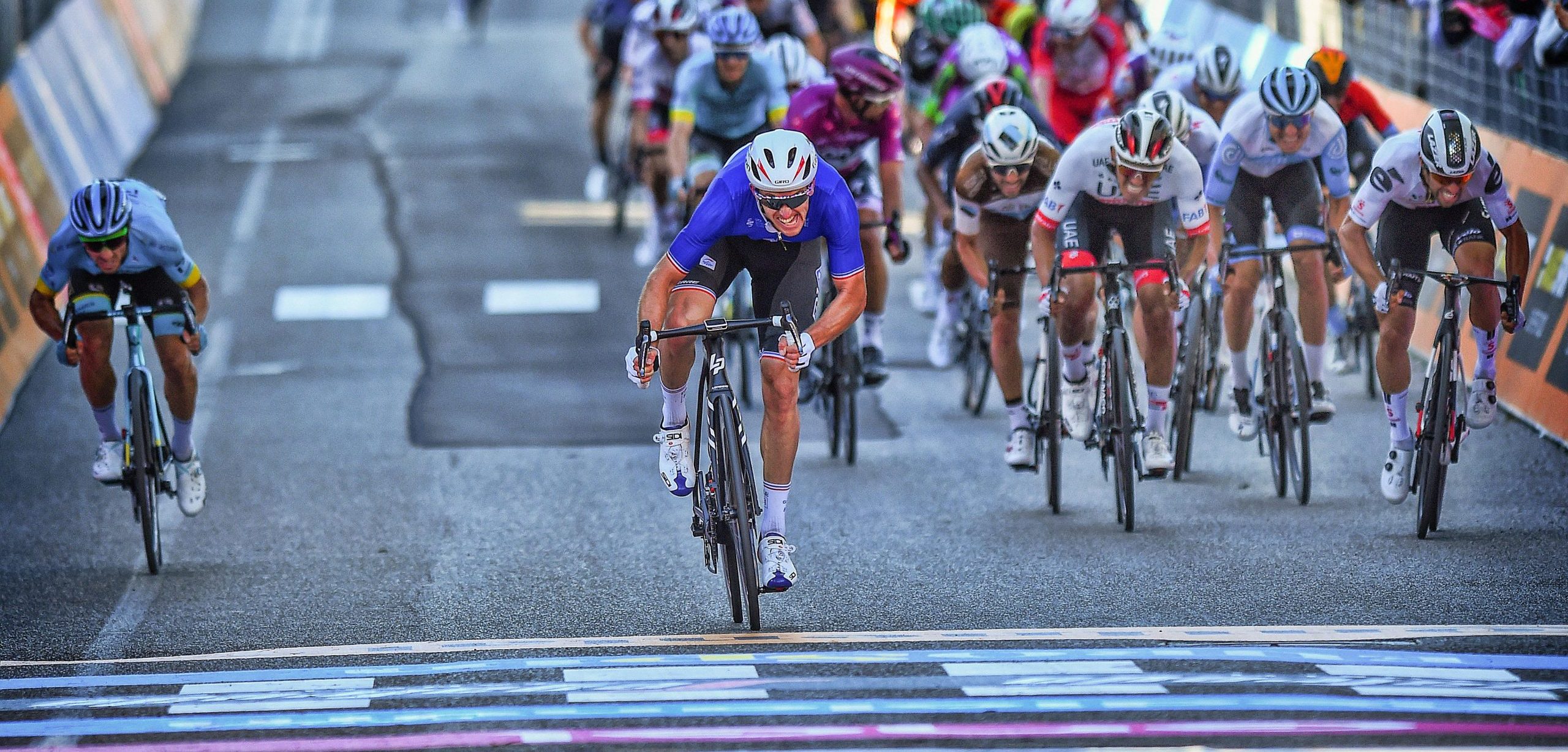 Giro 2020: Liveblog - Démare wint na heuvelachtige finale in Matera ...