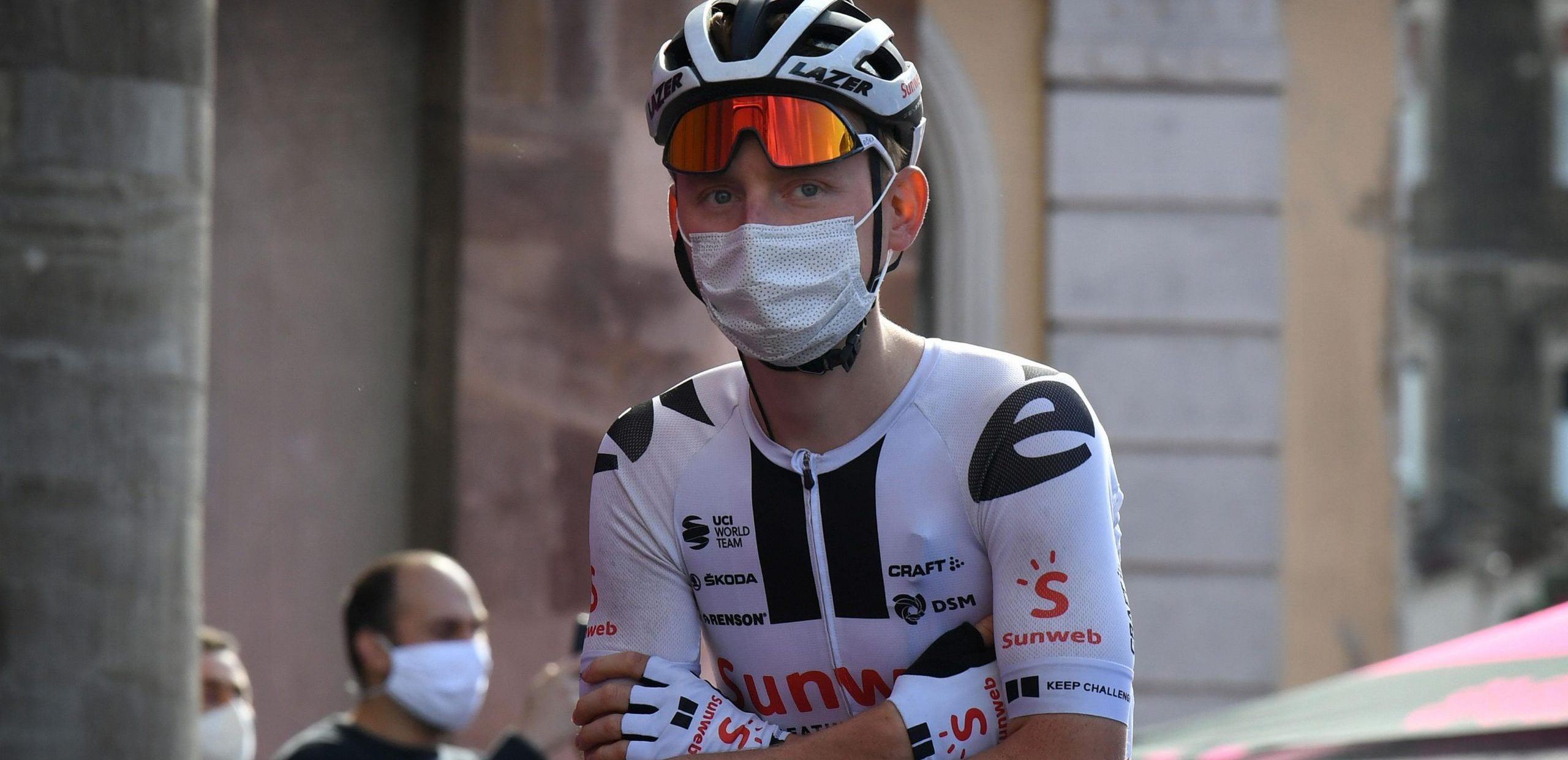 Sam Oomen koerst met gekneusde ribben: "Ik kan gelukkig wel heel ...