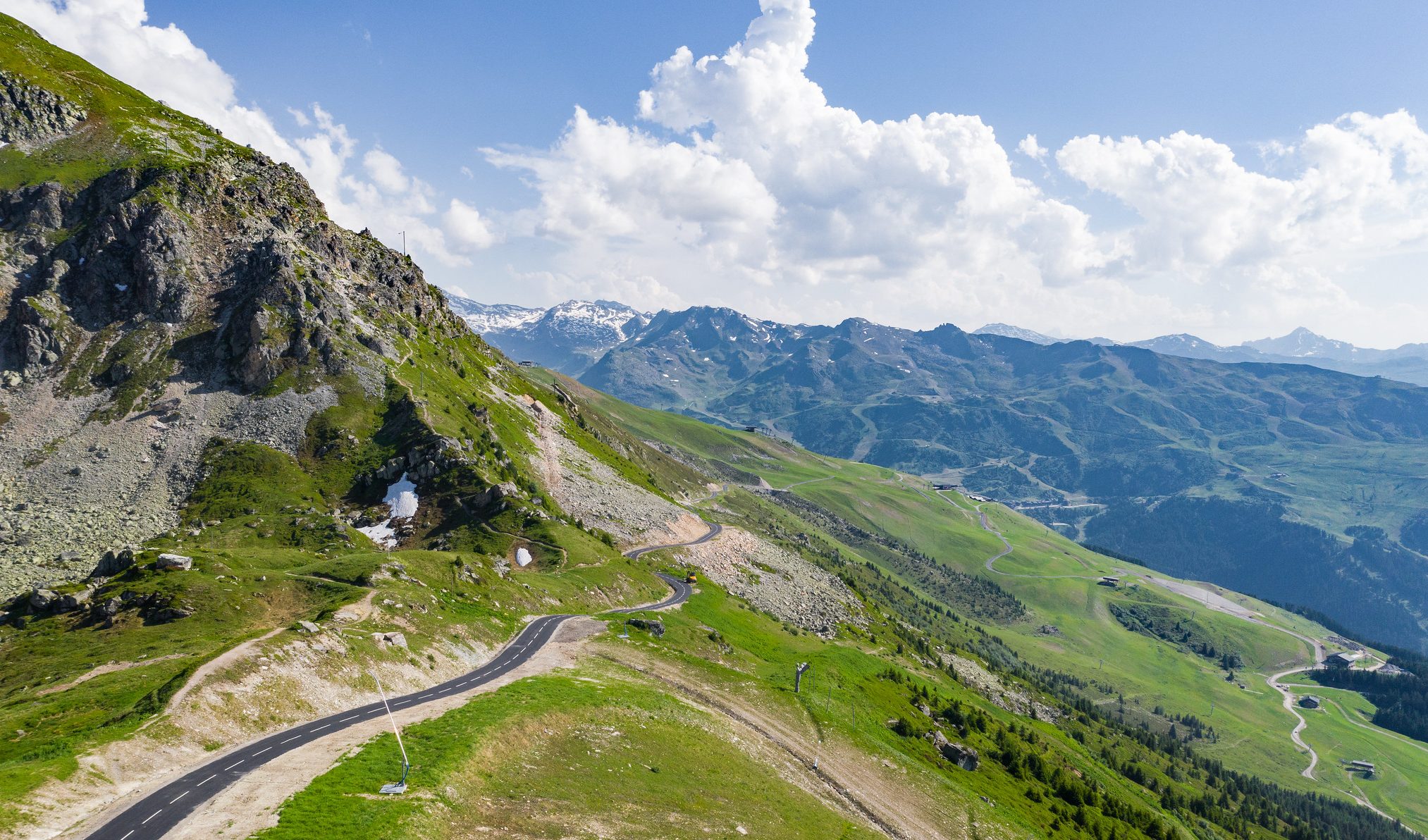 Col de la Loze: autovrije Franse Alpencol in Les Trois Vallées ...