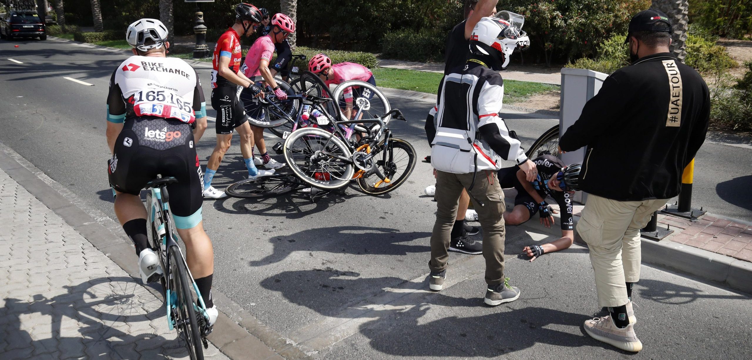 Florian Stork breekt knieschijf en ribben bij val in UAE Tour | WielerFlits