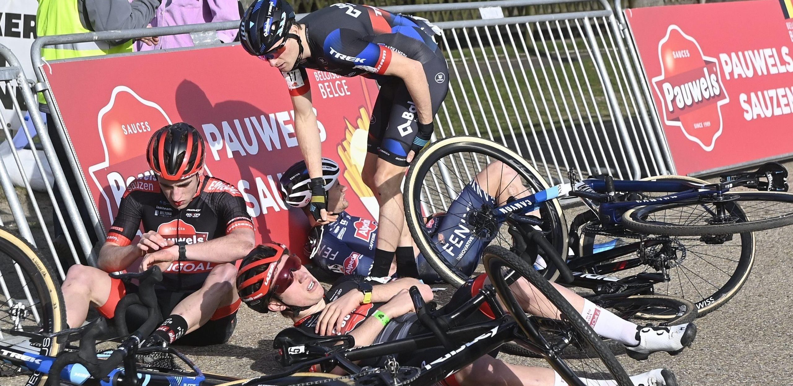 Schade valt mee bij gevallen David van der Poel en Ryan Kamp | WielerFlits