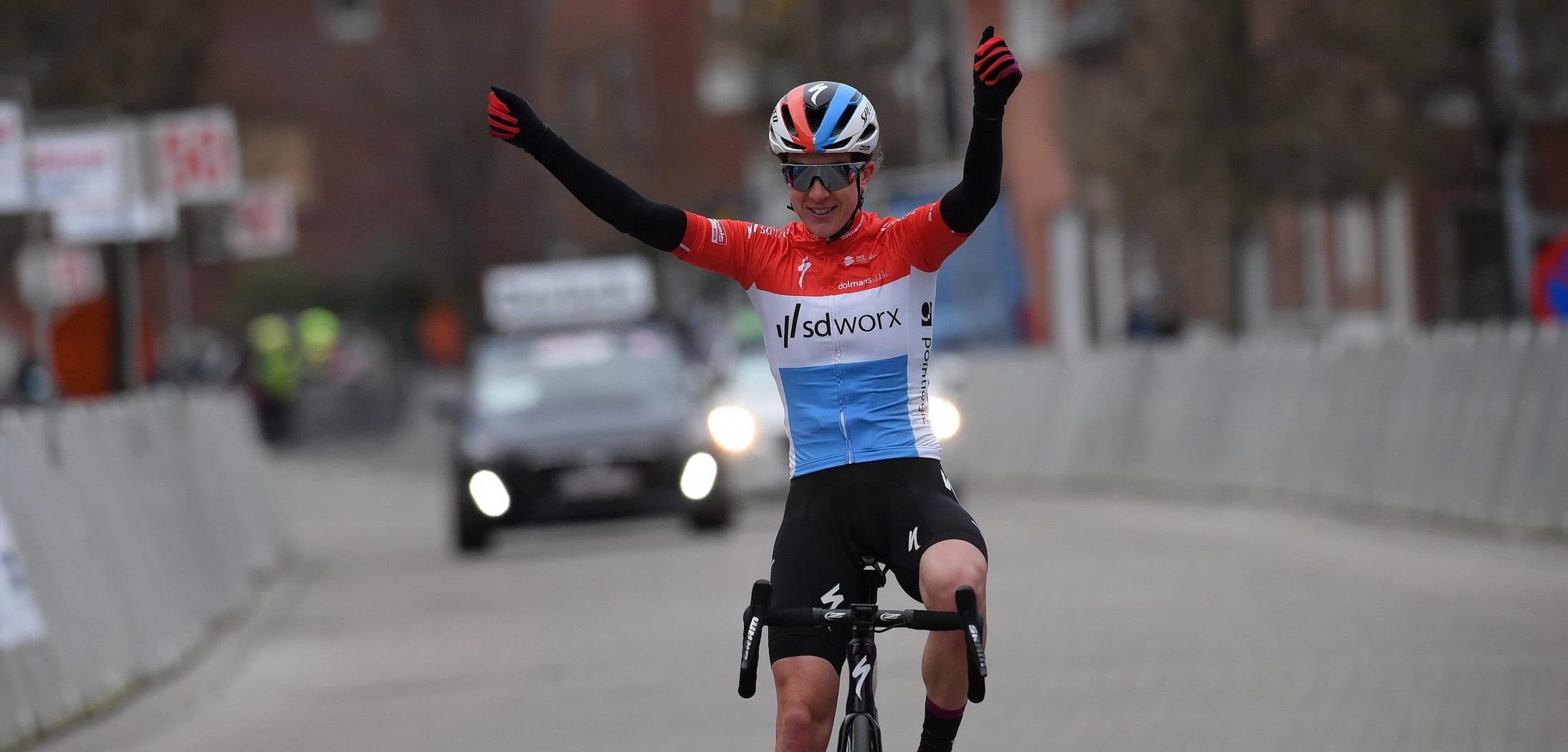 SD Worx oppermachtig in Omloop van de Westhoek: Majerus krijgt zege van Pieters | WielerFlits