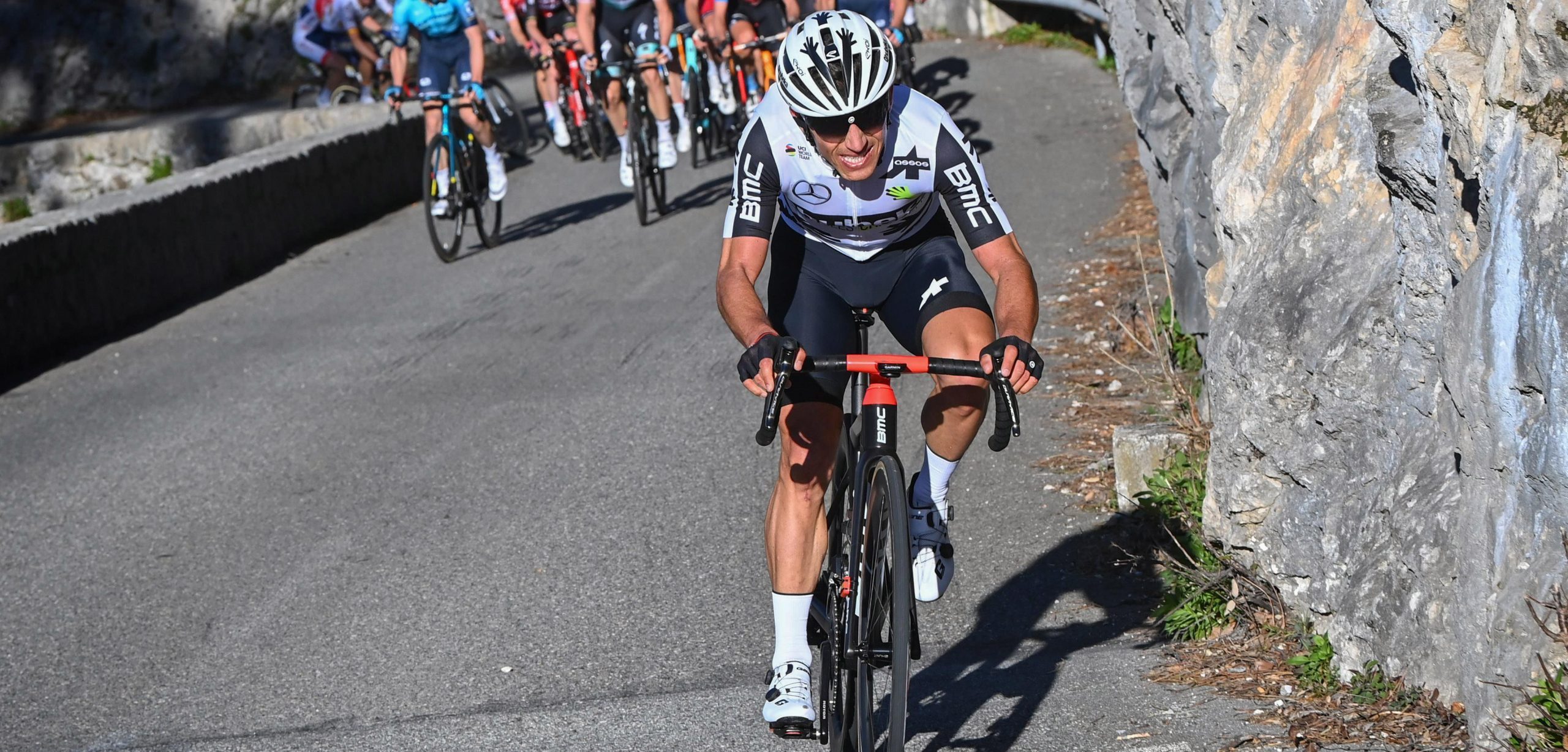 Tour 2021: Sergio Henao haalt Parijs met breuk in spaakbeen | WielerFlits