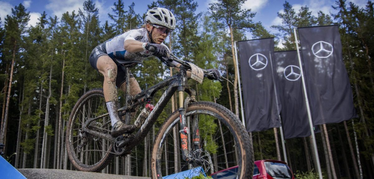 Wereldbeker MTB: Loana Lecomte deelt in Les Gets nieuwe tik uit ...