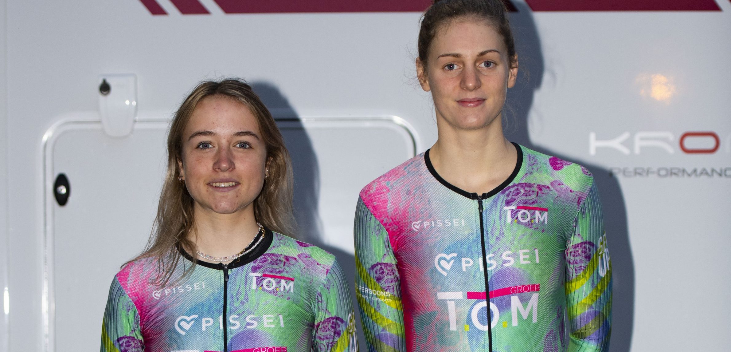 Femke Gort en Fauve Bastiaenssen crossen in 2022 voor Pissei-Groep T.O ...