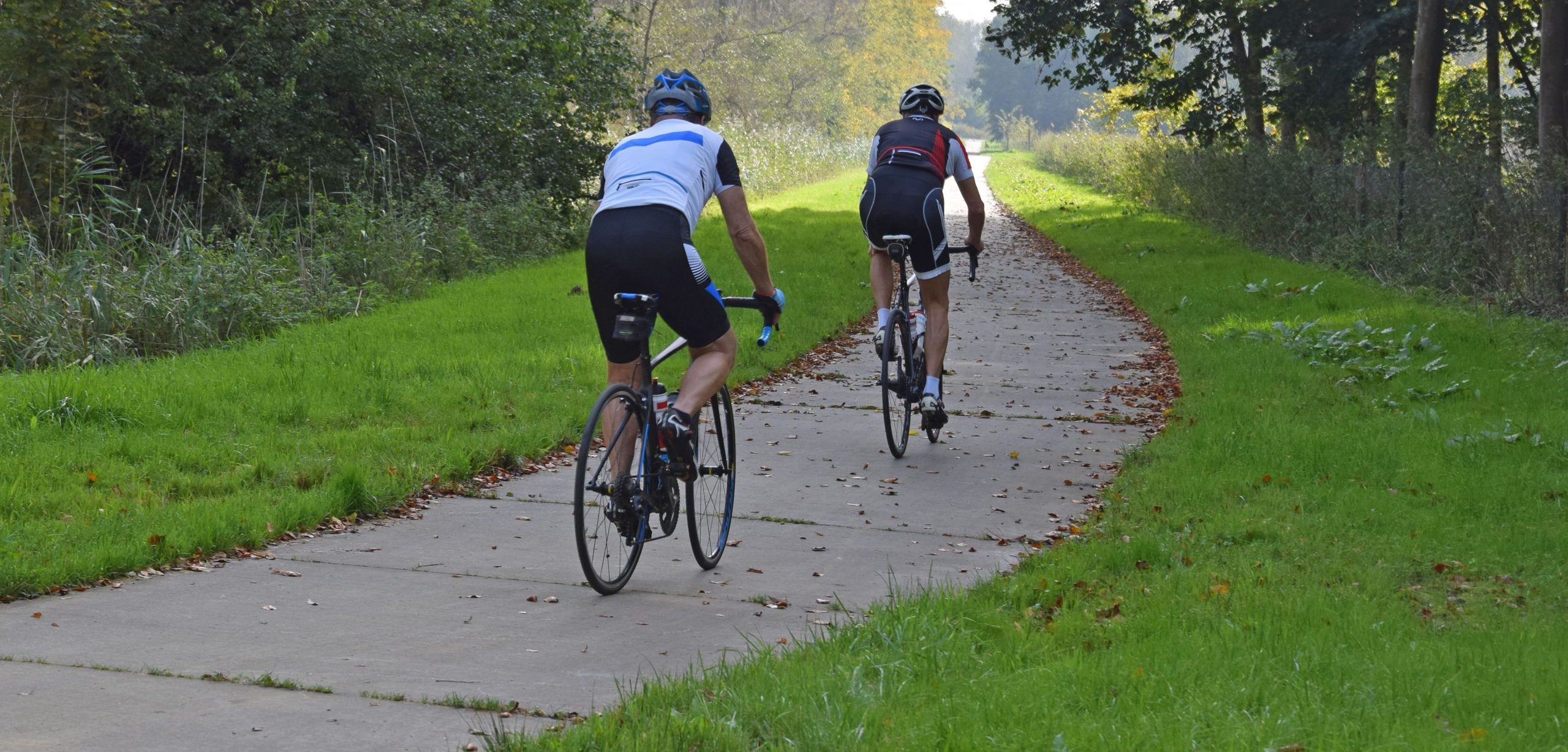 Nieuwe fietsroute door glooiend landschap bij Schoterplas in Flevoland