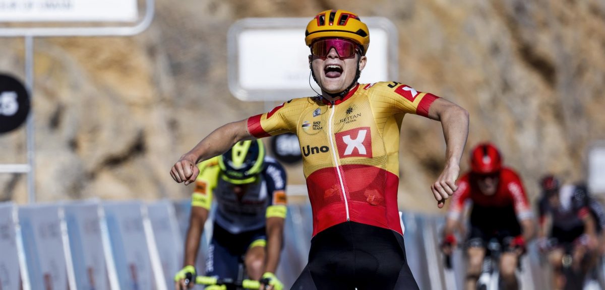Anthon Charmig wint op lastige aankomst in Oman | WielerFlits