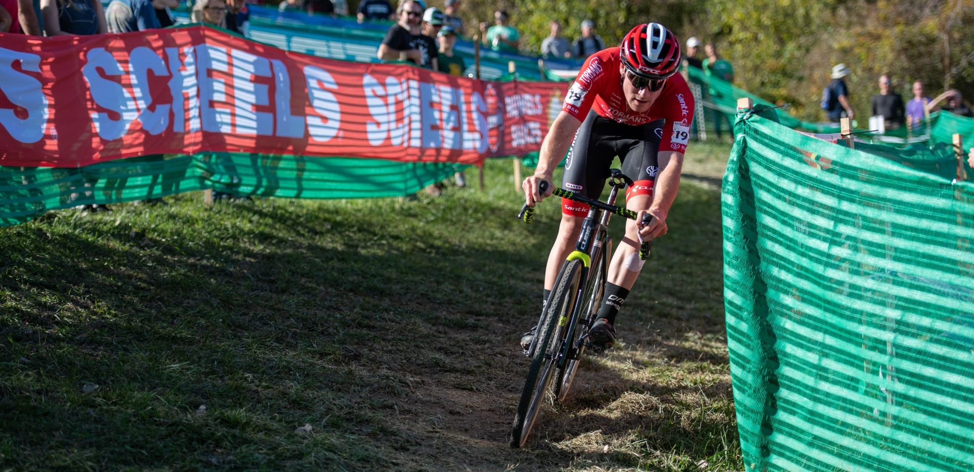 Kevin Kuhn en Hélène Clauzel zegevieren in Radcross Illnau | WielerFlits