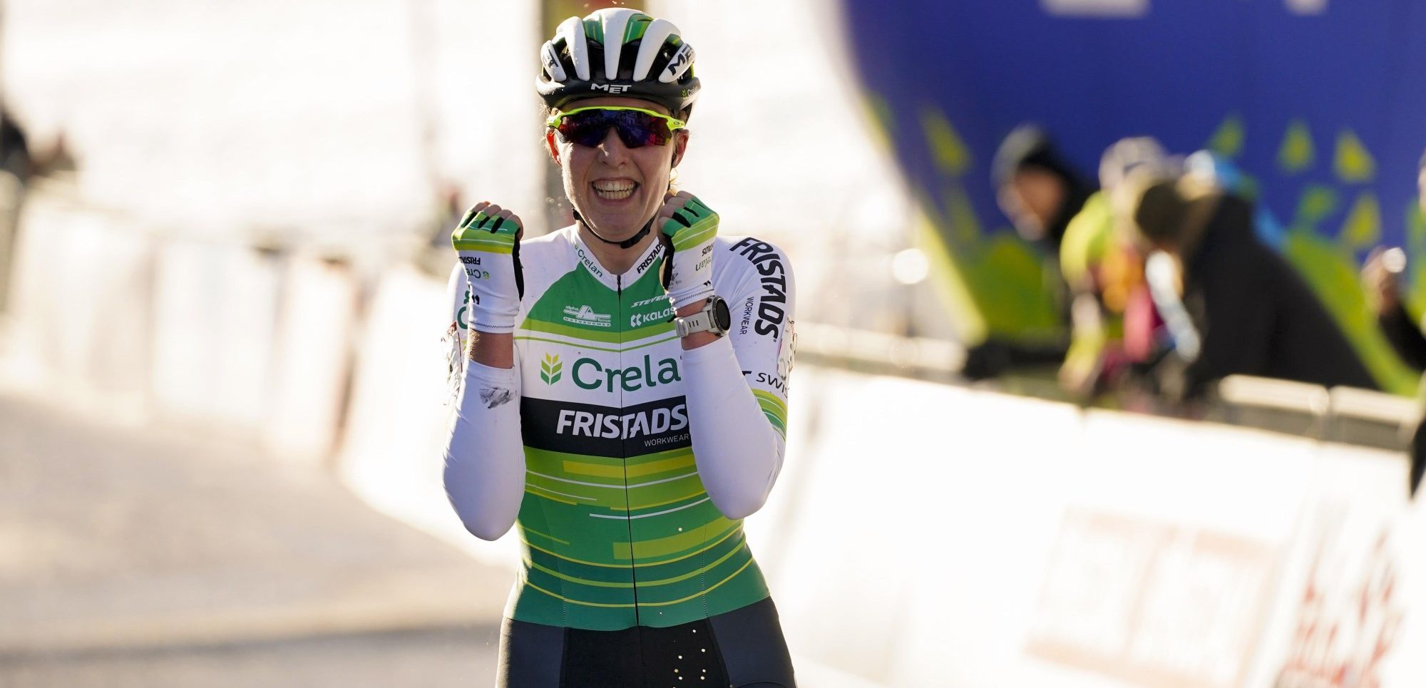 Manon Bakker heerst van start tot finish in Cyclocross Heerderstrand ...