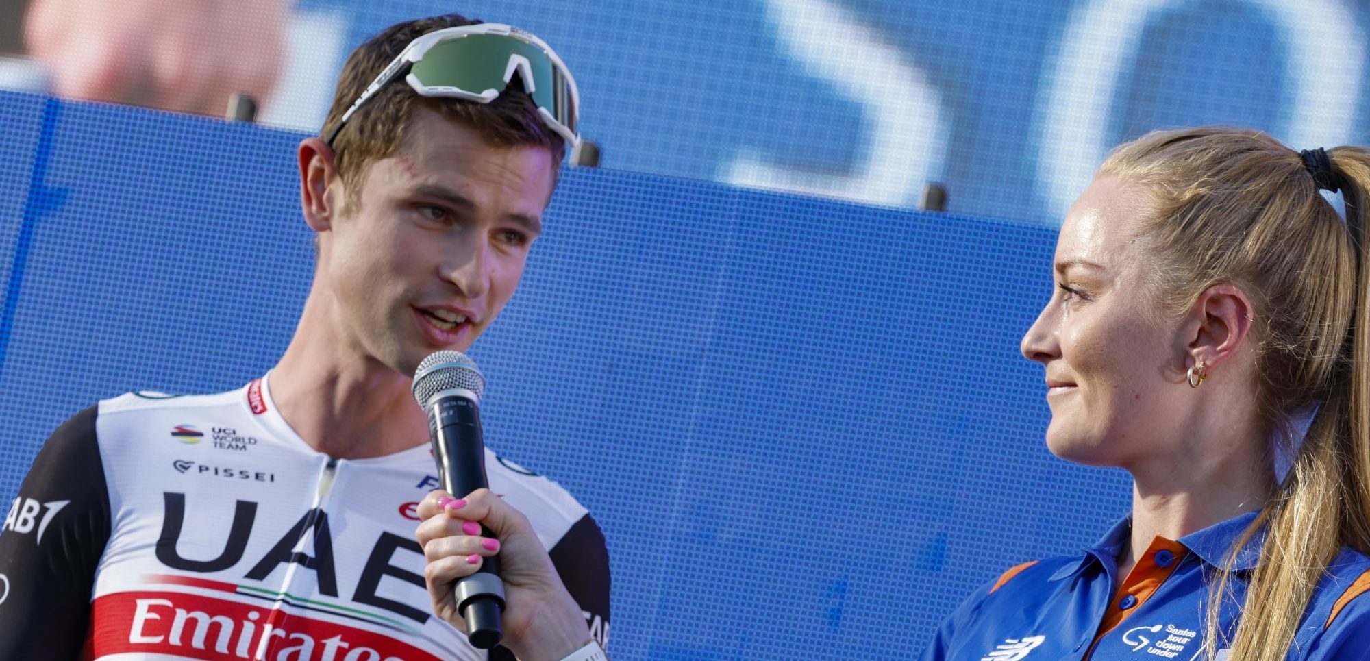 Knieblessure noopt Jay Vine tot opgave in UAE Tour | WielerFlits