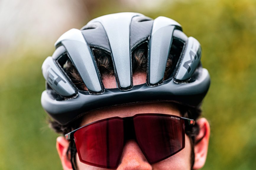 Review: de MET Trenta 3K Carbon helm van Tadej Pogacar | WielerFlits