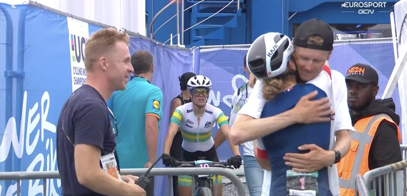 Wereldkampioene Ferrand-Prevot onderbreekt interview voor knuffel met ...
