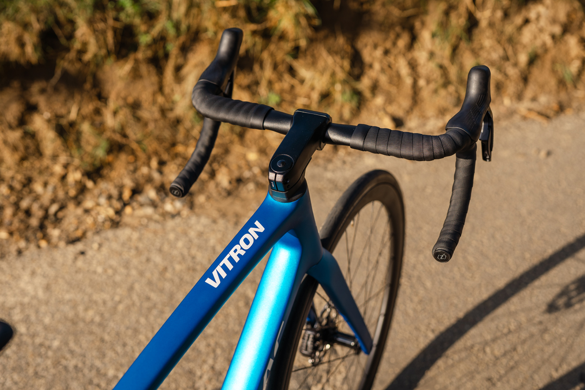 Isaac presenteert nieuwe Vitron Galaxy Blue | WielerFlits