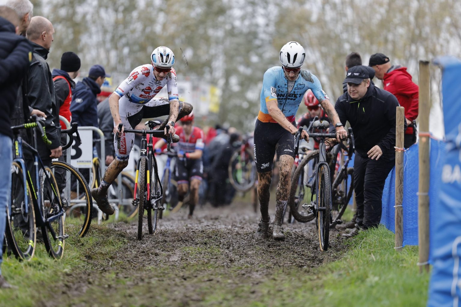 Vrijdag, de dertiende: Lander Loockx is de voedingsspecialist van het peloton | WielerFlits