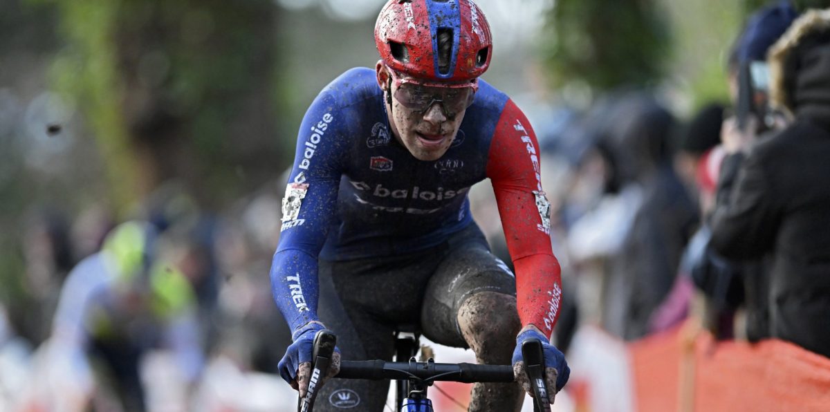 Pim Ronhaar met 'kippenvel' op het podium naast Van Aert en Van der ...