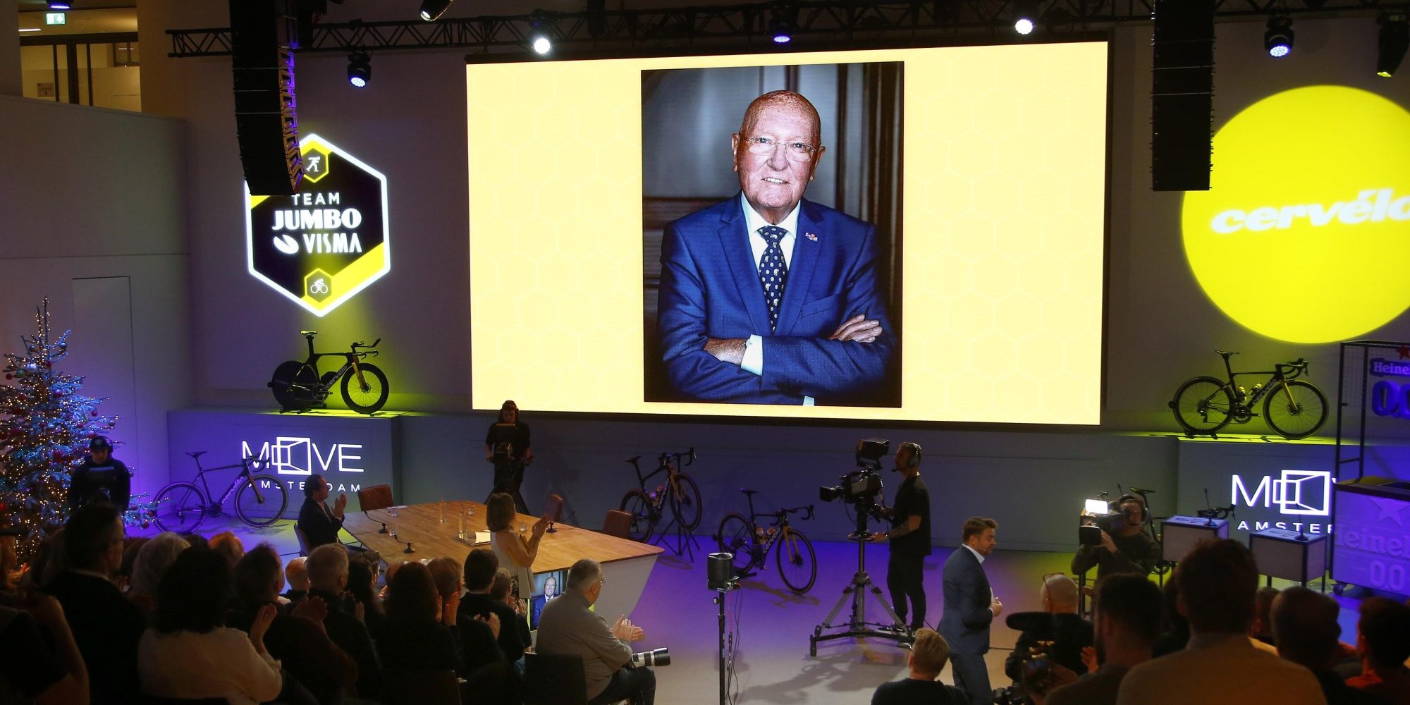 Richard Plugge en Jumbo-Visma bedanken 'founding father' Karel van Eerd ...