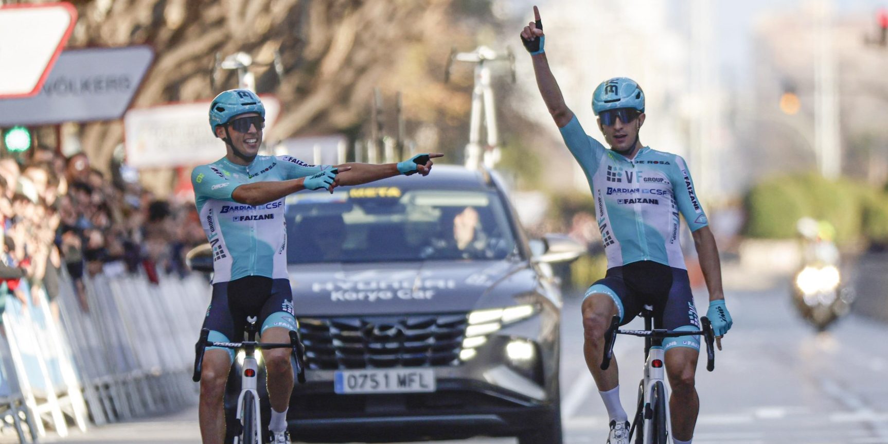 Vluchter Alessandro Tonelli stunt met zege voor VF Group-Bardiani in ...
