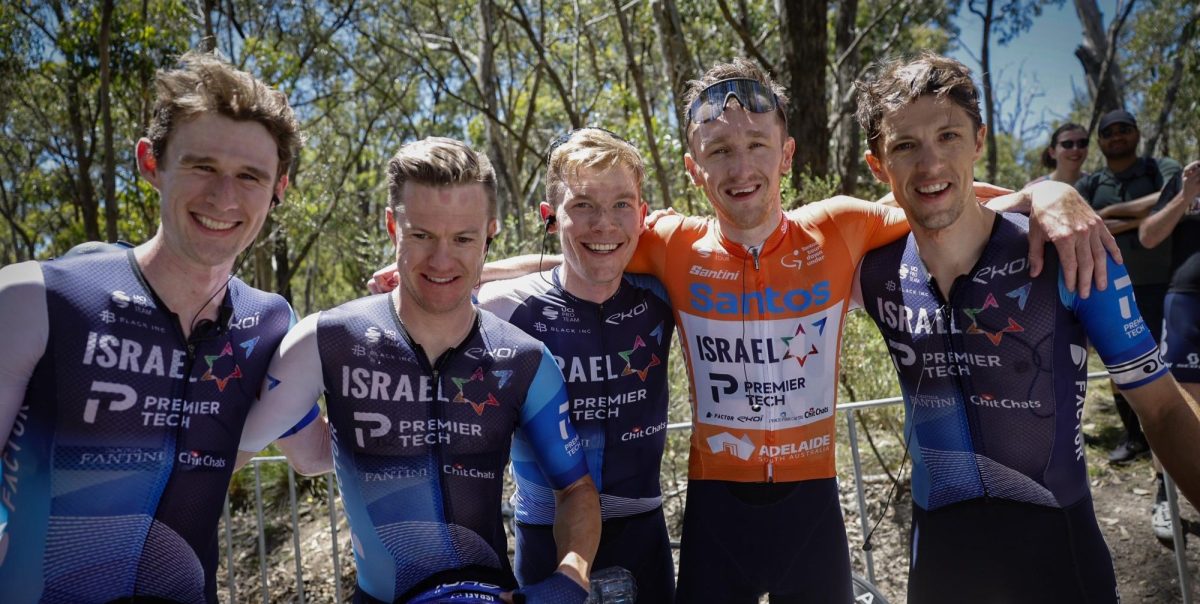 Zo ziet pure blijdschap eruit: Israel-ploegleiders Impey en Bewley gaan ...
