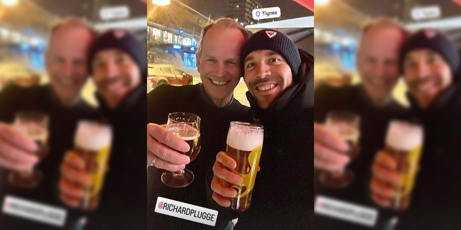 Proost! Richard Plugge en Thibaut Pinot drinken samen biertje in Tignes | WielerFlits