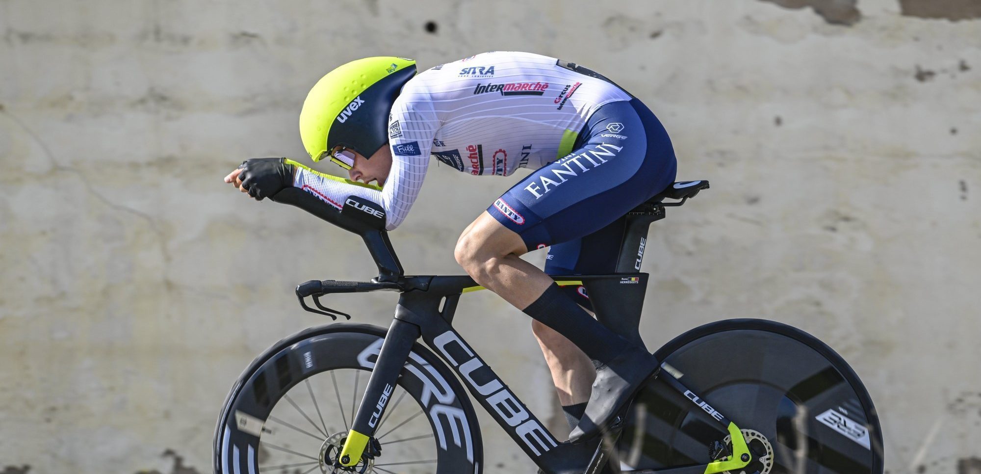 Rune Herregodts (9e) reed net als Evenepoel met monsterverzet in ...