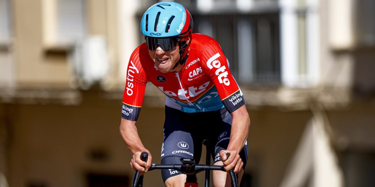 Maxim Van Gils klopt Juan Ayuso in tot eendaagse tijdrit ingekorte Ruta ...