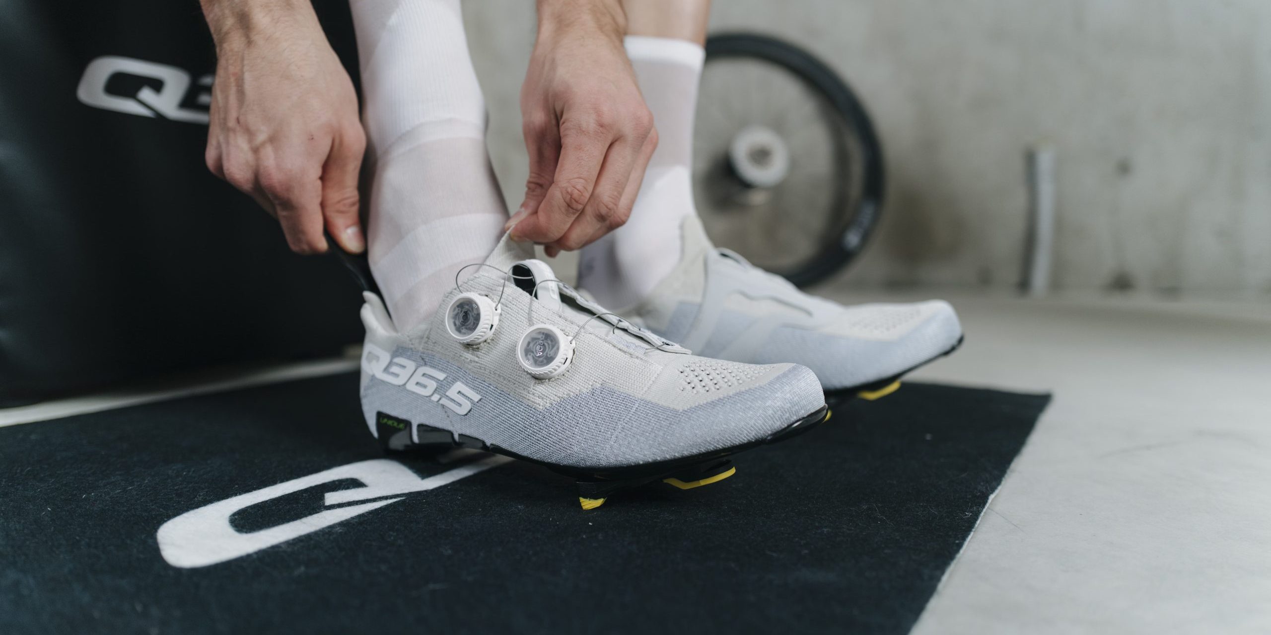 Q36.5 lanceert 'sokachtige' wielerschoen | WielerFlits