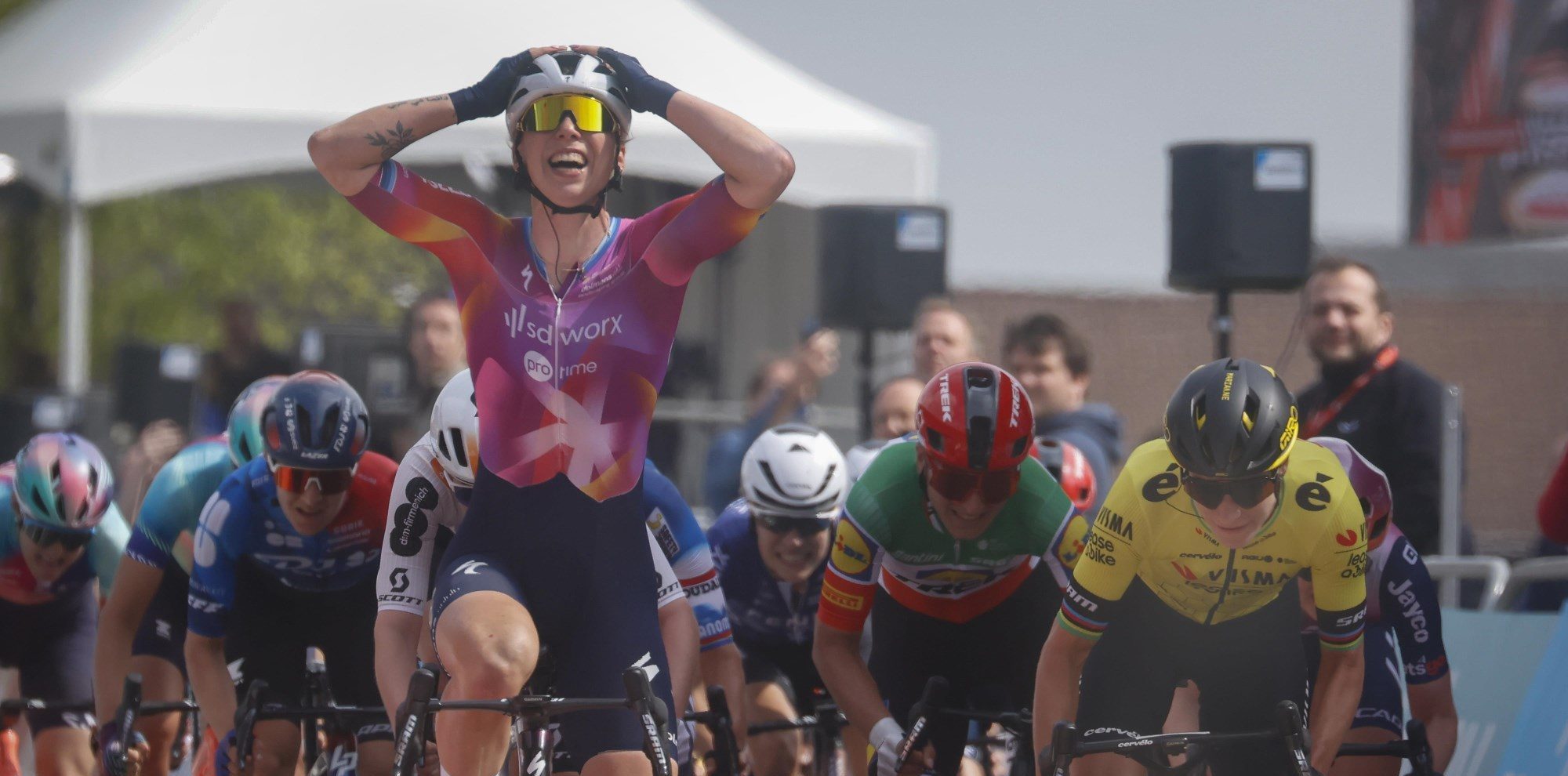 Balende Lorena Wiebes juicht te vroeg: "Ik kan me wel voor mijn kop ...