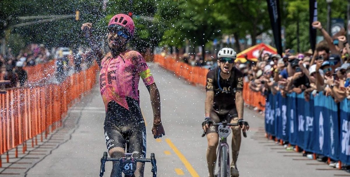 Lachlan Morton wint Unbound Gravel, Piotr Havik vierde | WielerFlits