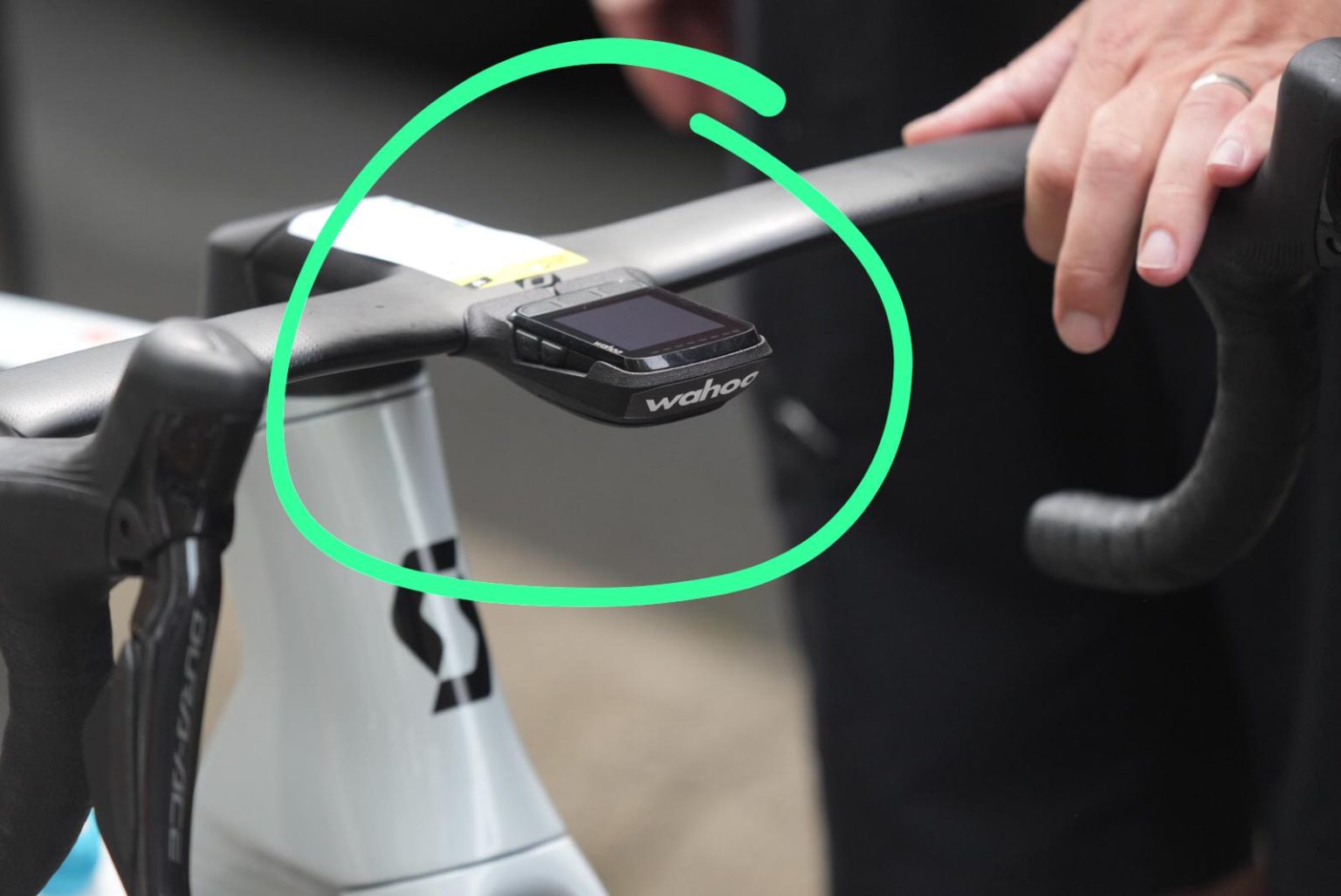 Echt waar: aerodynamische fietscomputer-houder voor dsm-firmenich PostNL | WielerFlits