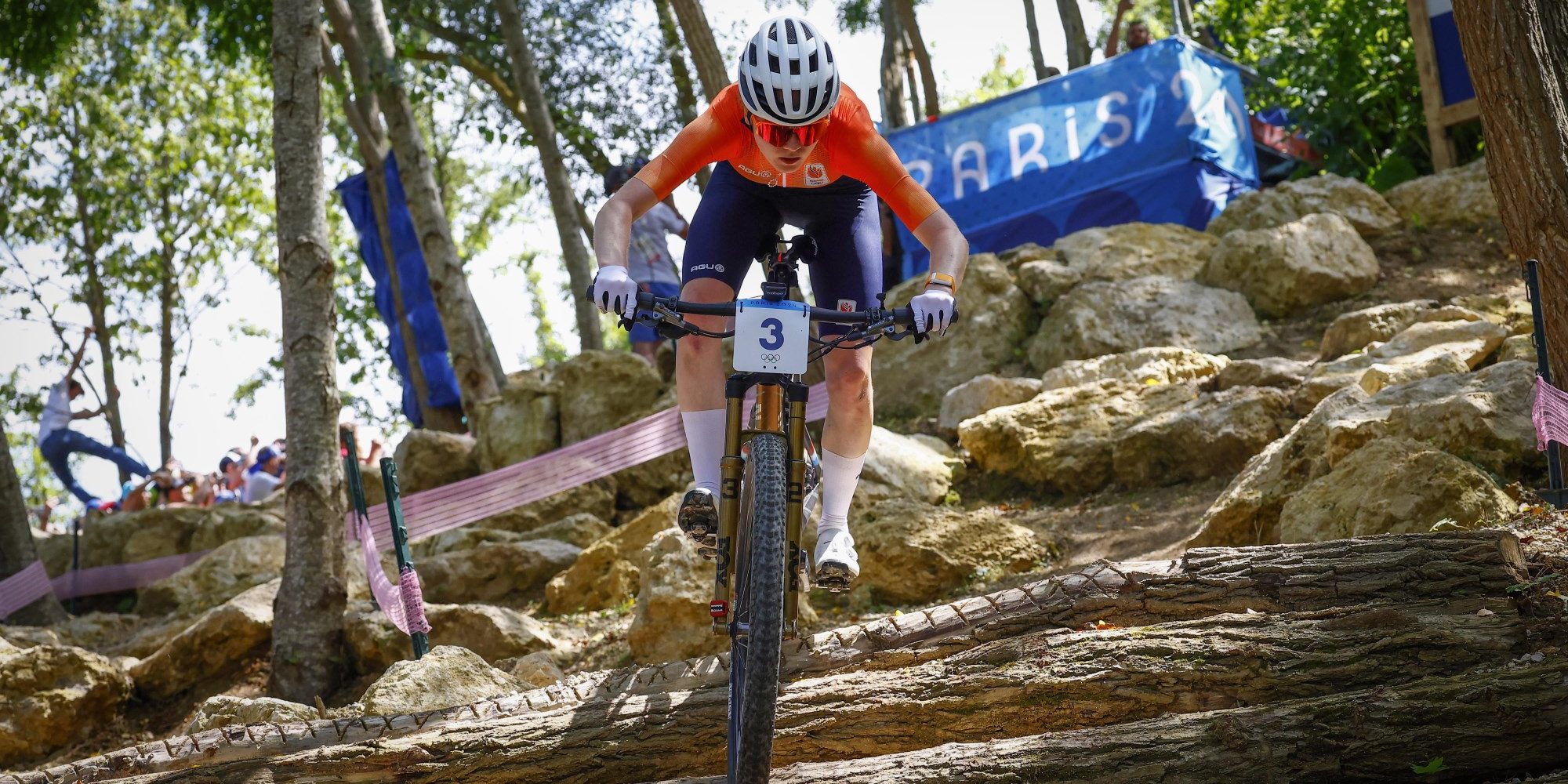 Mathieu van der Poel steelt de show tijdens verkenning in Nove Mesto ...