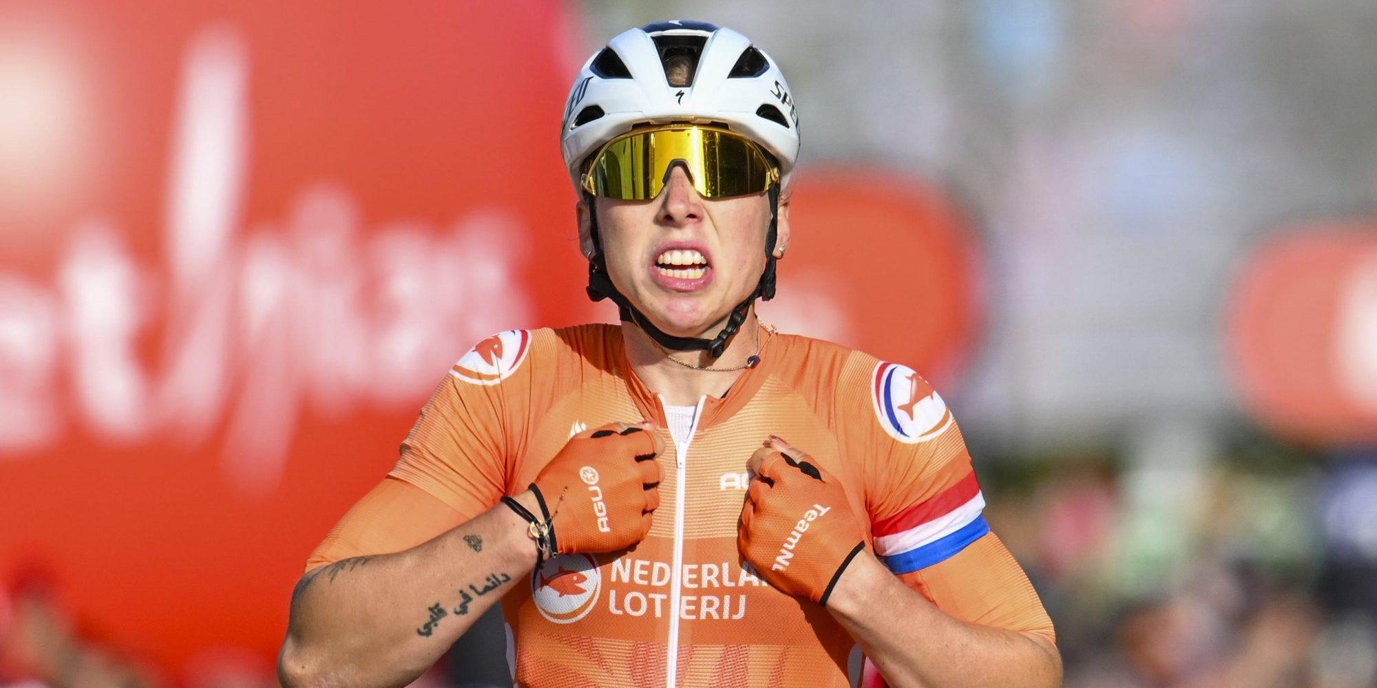 Lorena Wiebes wint EK met grote voorsprong na chaotische sprint ...