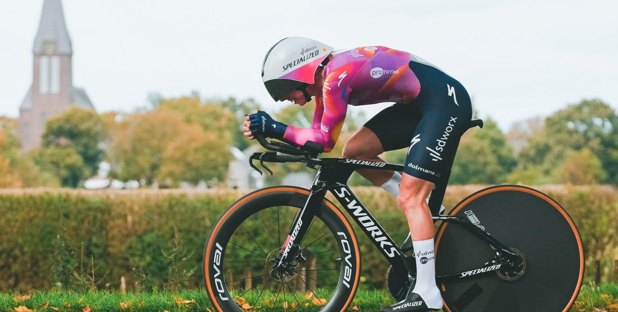 Dat is even schrikken! Lorena Wiebes botst in tijdrit Simac Ladies Tour ...