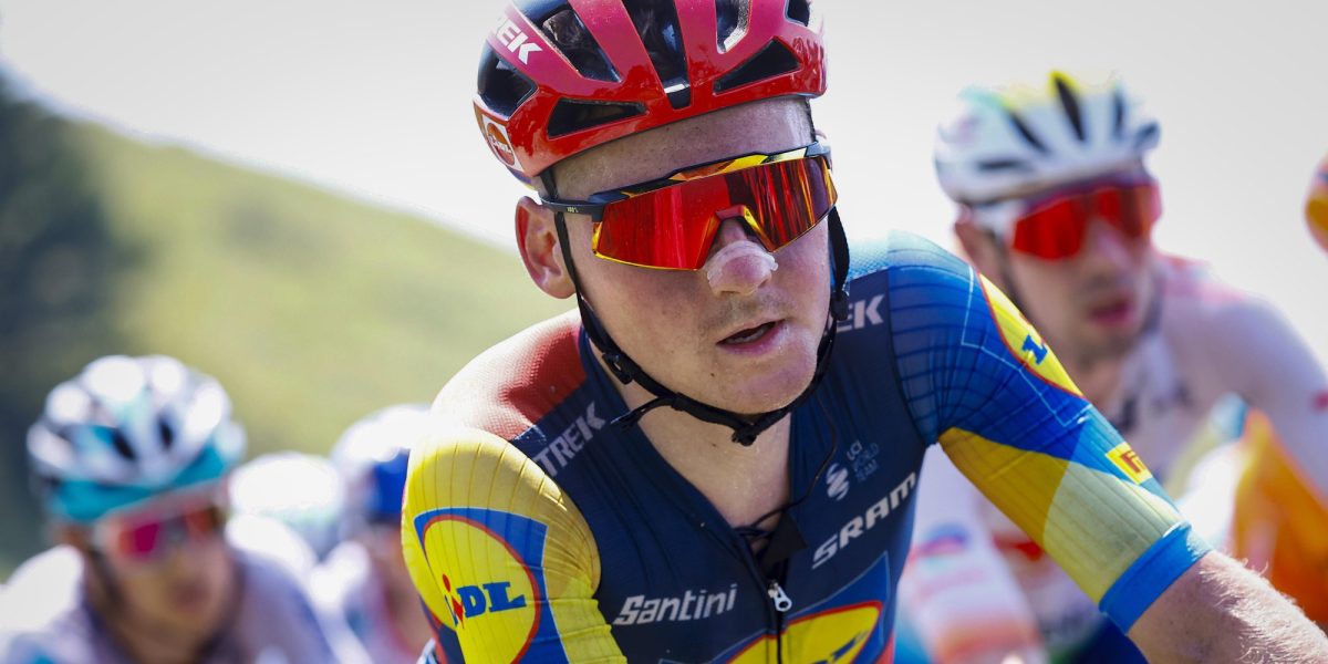 Sam Oomen flink gehavend na akelige schuiver in Gran Piemonte | WielerFlits