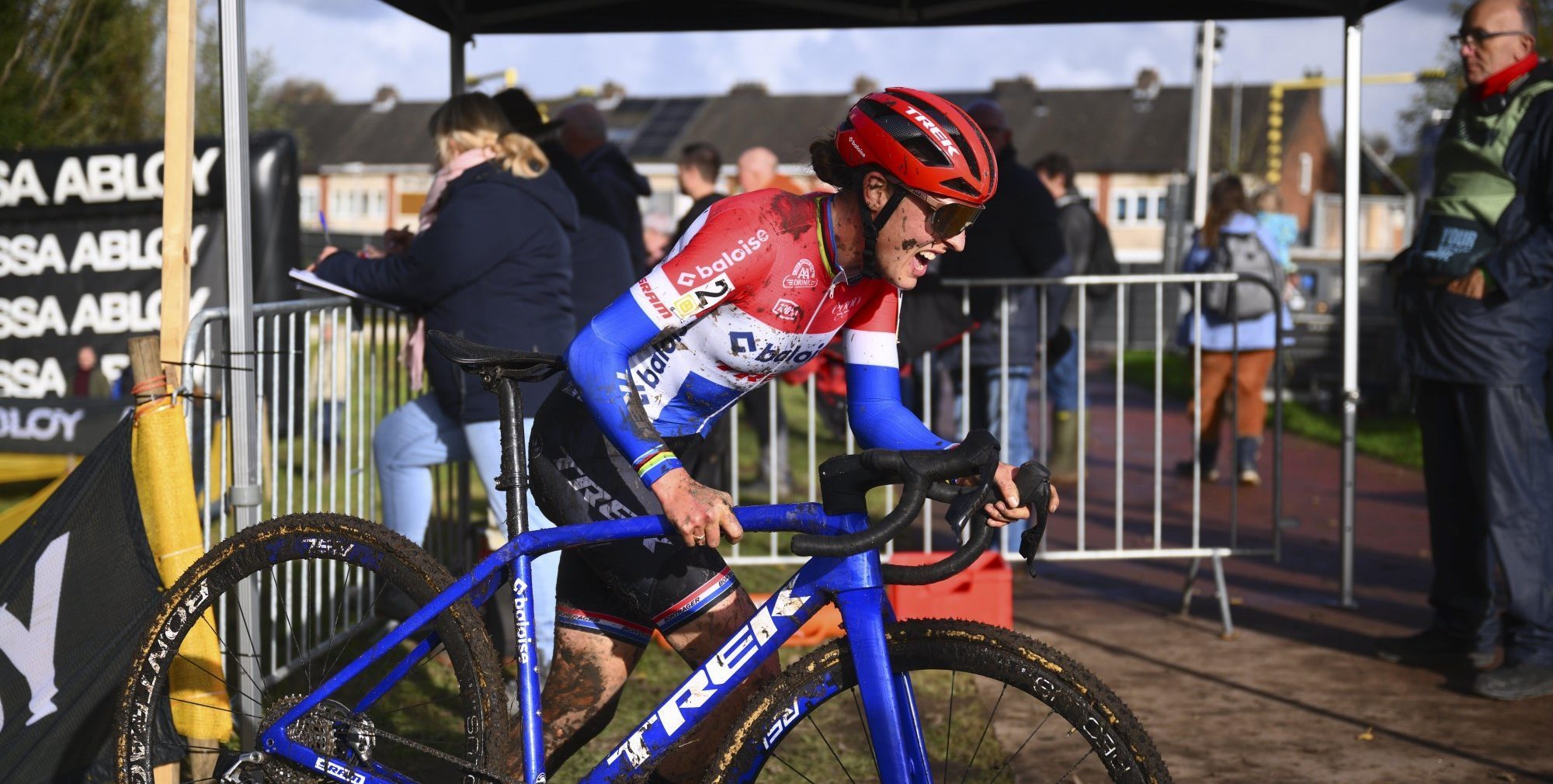 Lucinda Brand legt late fietswissel in Hamme uit: "Had het liever ook ...