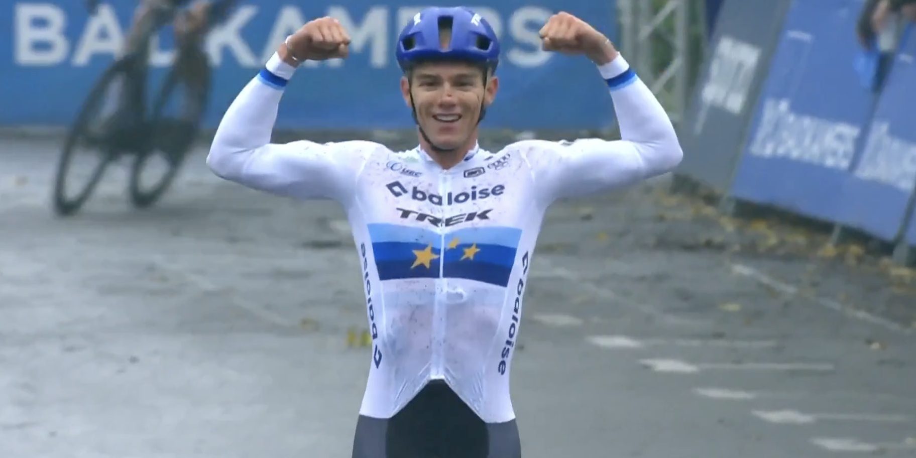 Thibau Nys knalt bij debuut in EK-trui naar winst in Lokeren, val komt Eli Iserbyt duur te staan ...