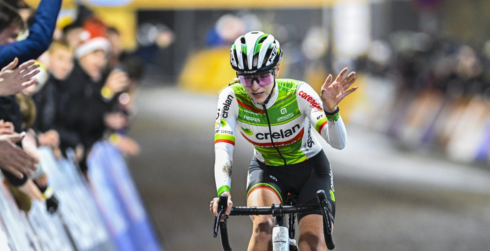 Inge van der Heijden rijdt naar podiumplek in Diegem, al ging het in de ...