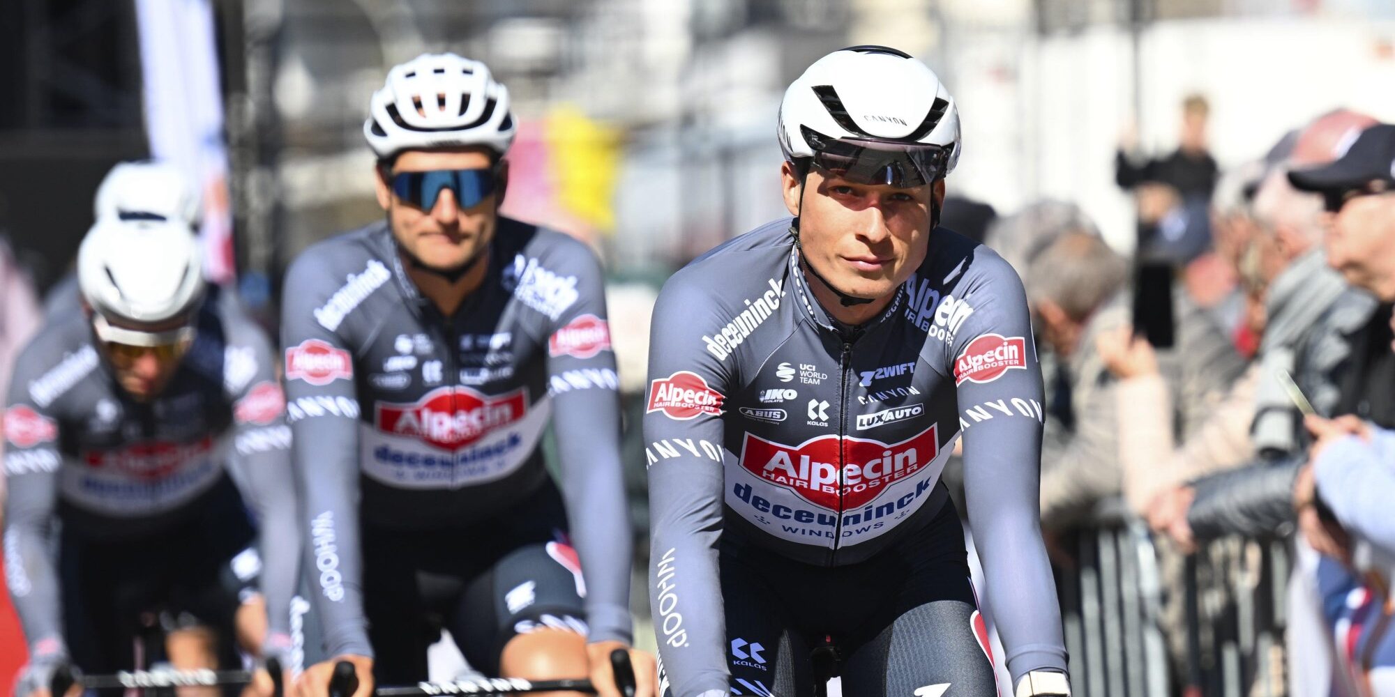 Ondanks alle schaafwonden en kneuzingen: Jasper Philipsen start in ...