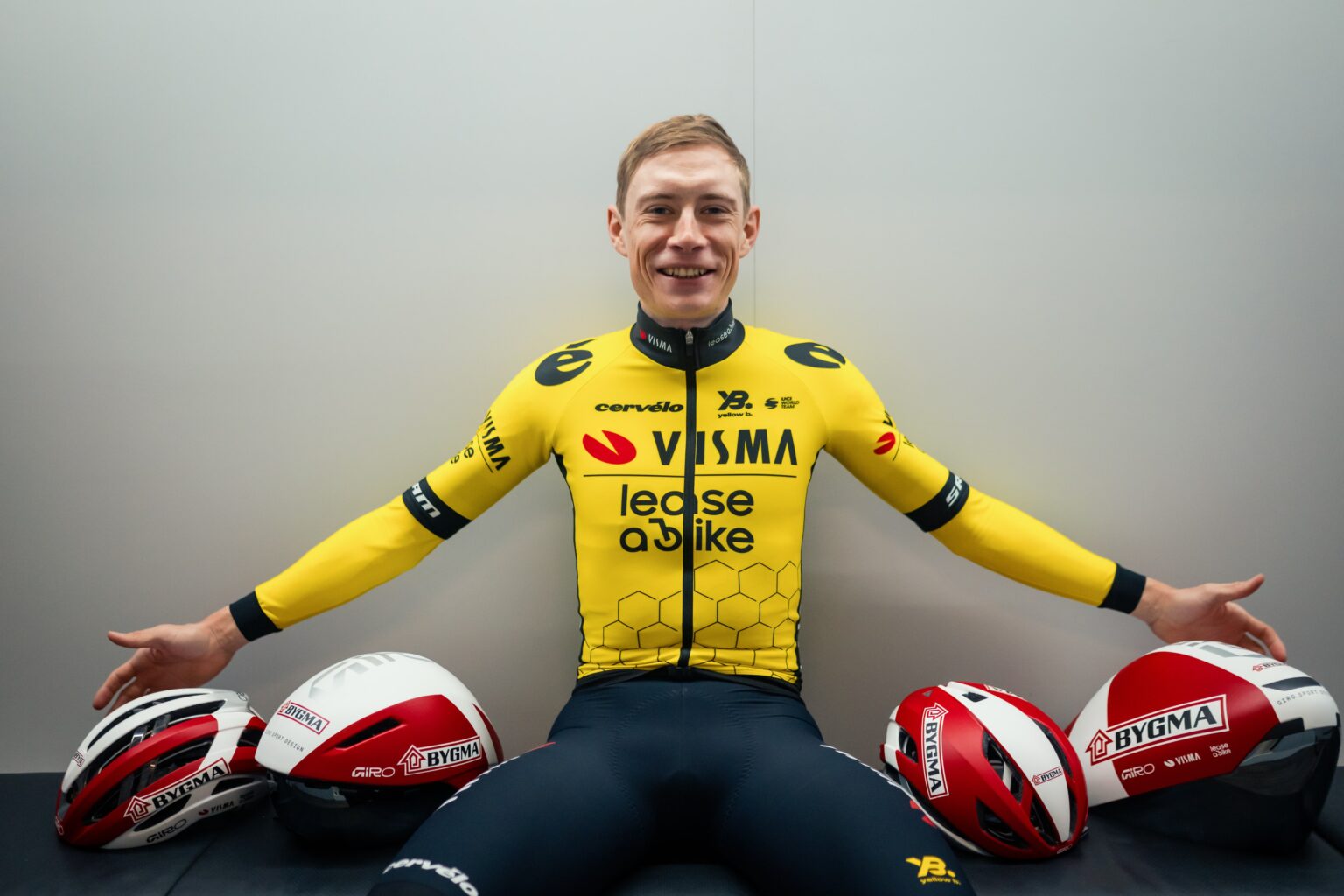 Jonas Vingegaard koerst voortaan met opvallende, rode helm | WielerFlits