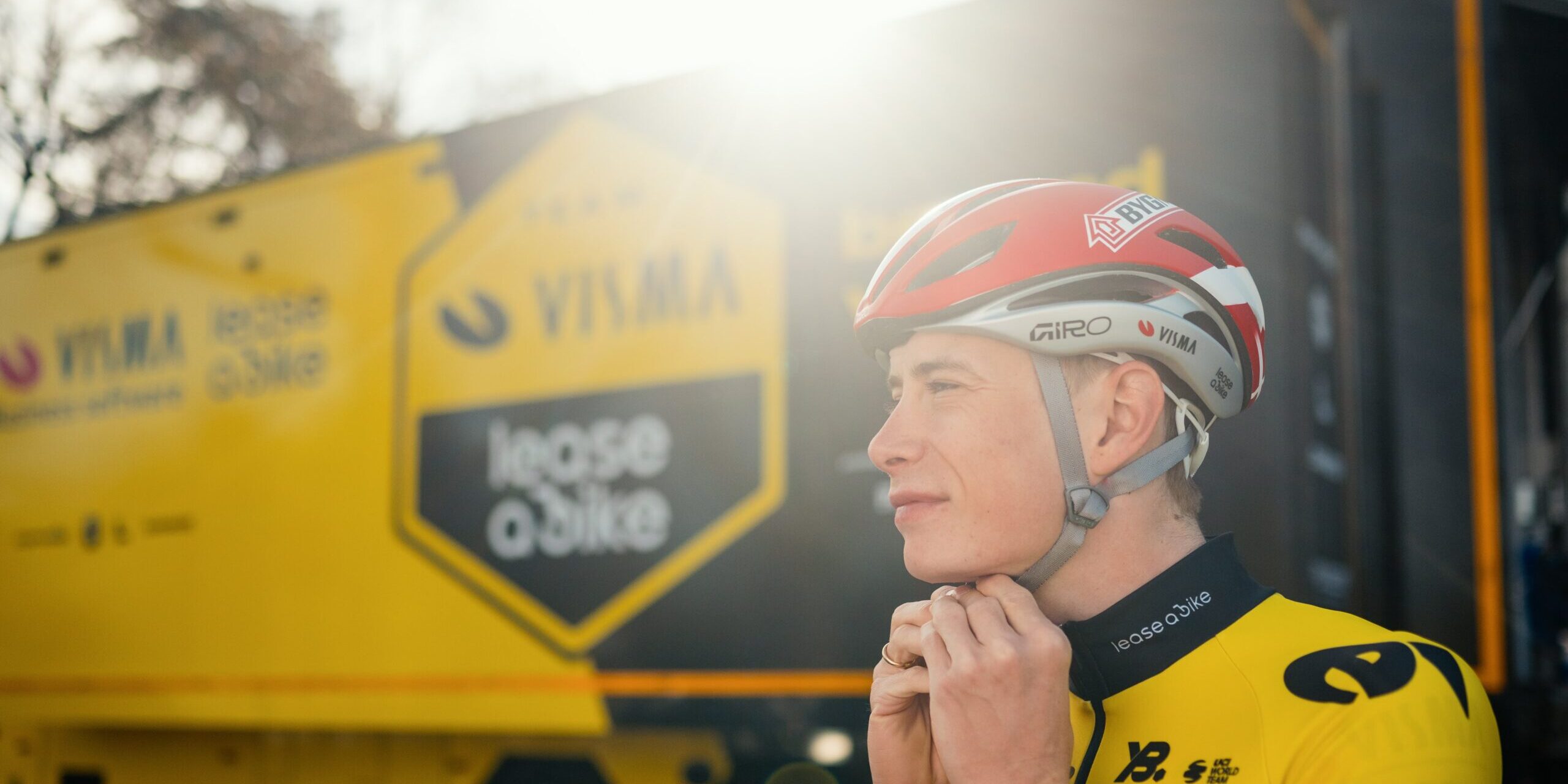 Jonas Vingegaard koerst voortaan met opvallende, rode helm | WielerFlits