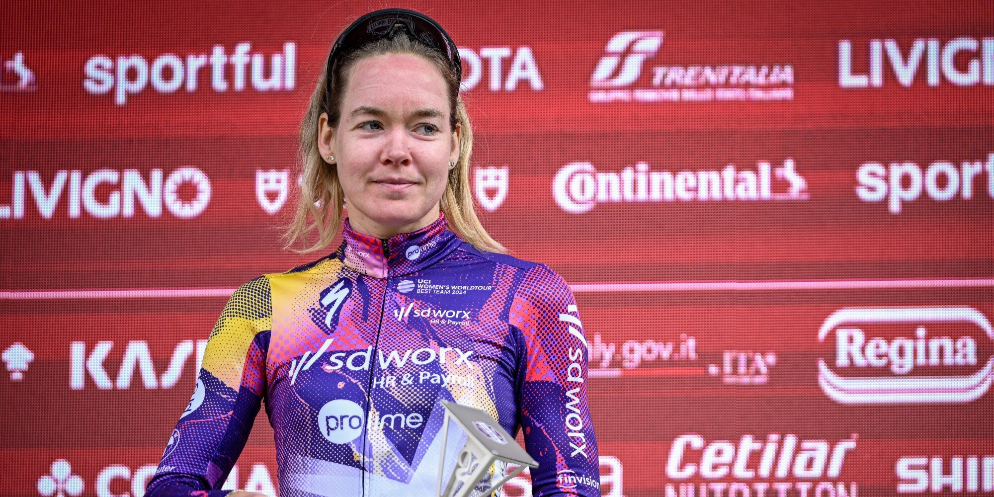 Ex-winnares Anna van der Breggen stapt uit Amstel Gold Race, Demi Vollering valt zonder erg ...
