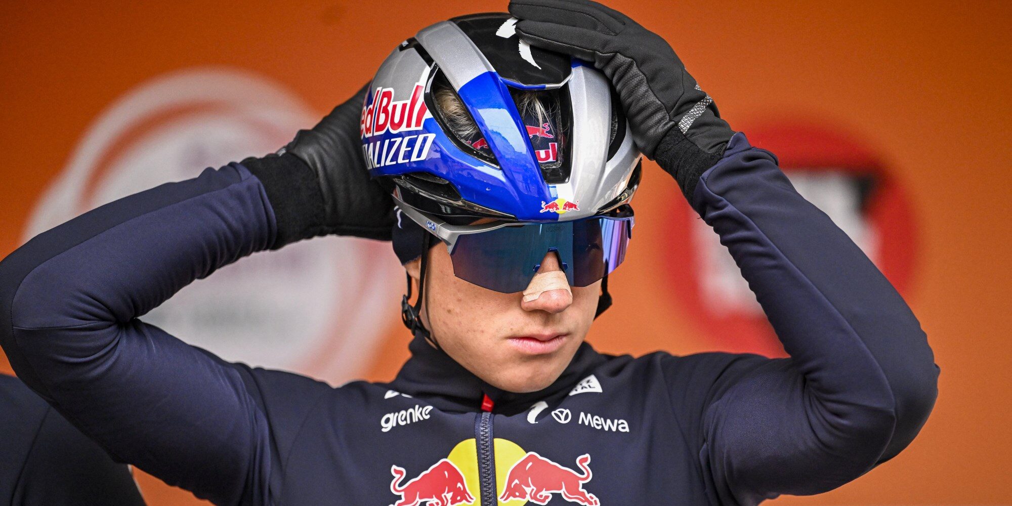 Maxim Van Gils stapte na val af in de Amstel Gold Race, maar kan wel ...