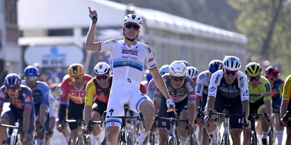 Tim Merlier sprint veel sneller dan Jasper Philipsen en wint weer de ...