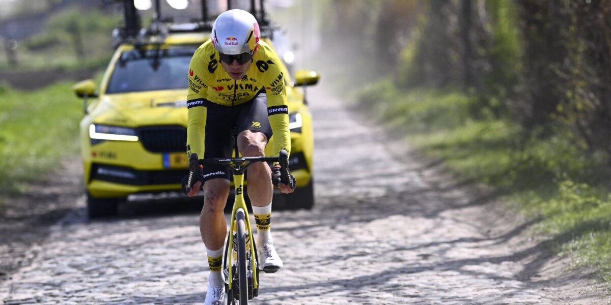 Wout van Aert test verschillende fietsen tijdens Roubaix-verkenning ...