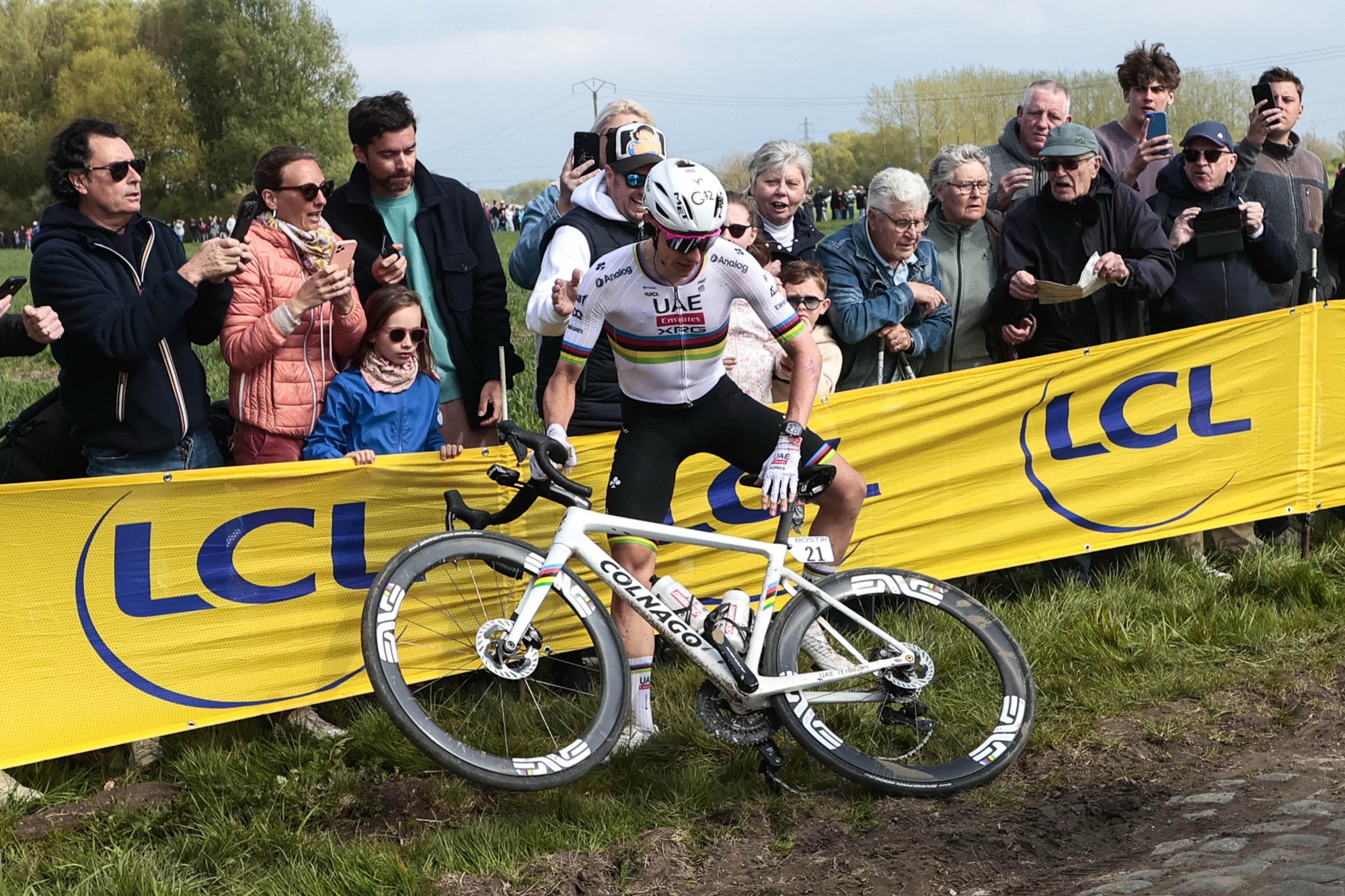 Fenomenale Mathieu van der Poel krijgt Tadej Pogacar klein en soleert naar derde zege in Parijs ...