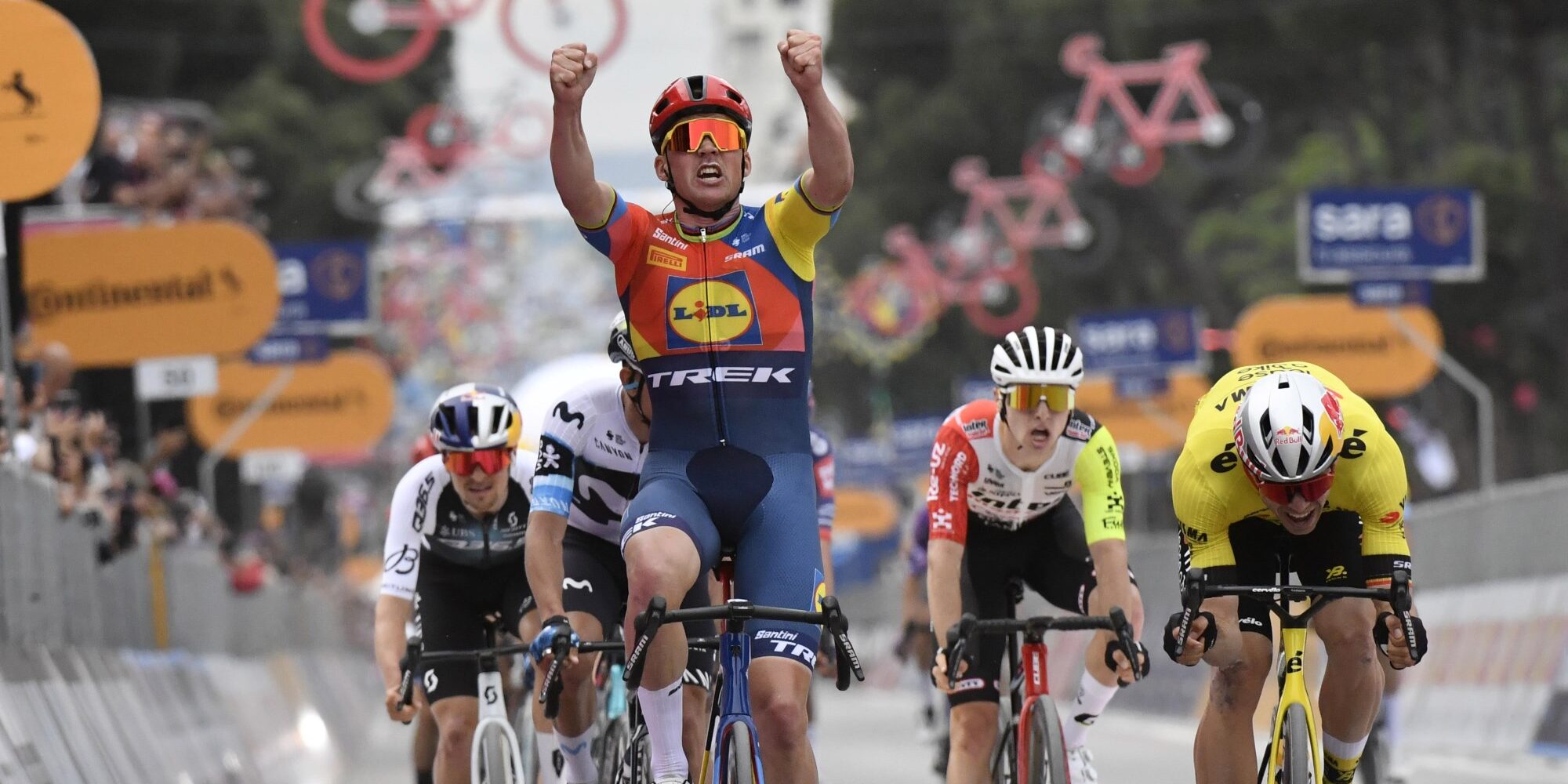 Giro 2025: Mads Pedersen klopt Wout van Aert in openingsrit, Thymen Arensman verliest tijd ...