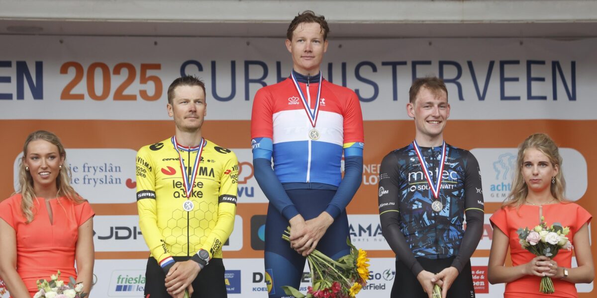 Axel van der Tuuk met grote glimlach op podium NK tijdrijden: "Er zijn ...