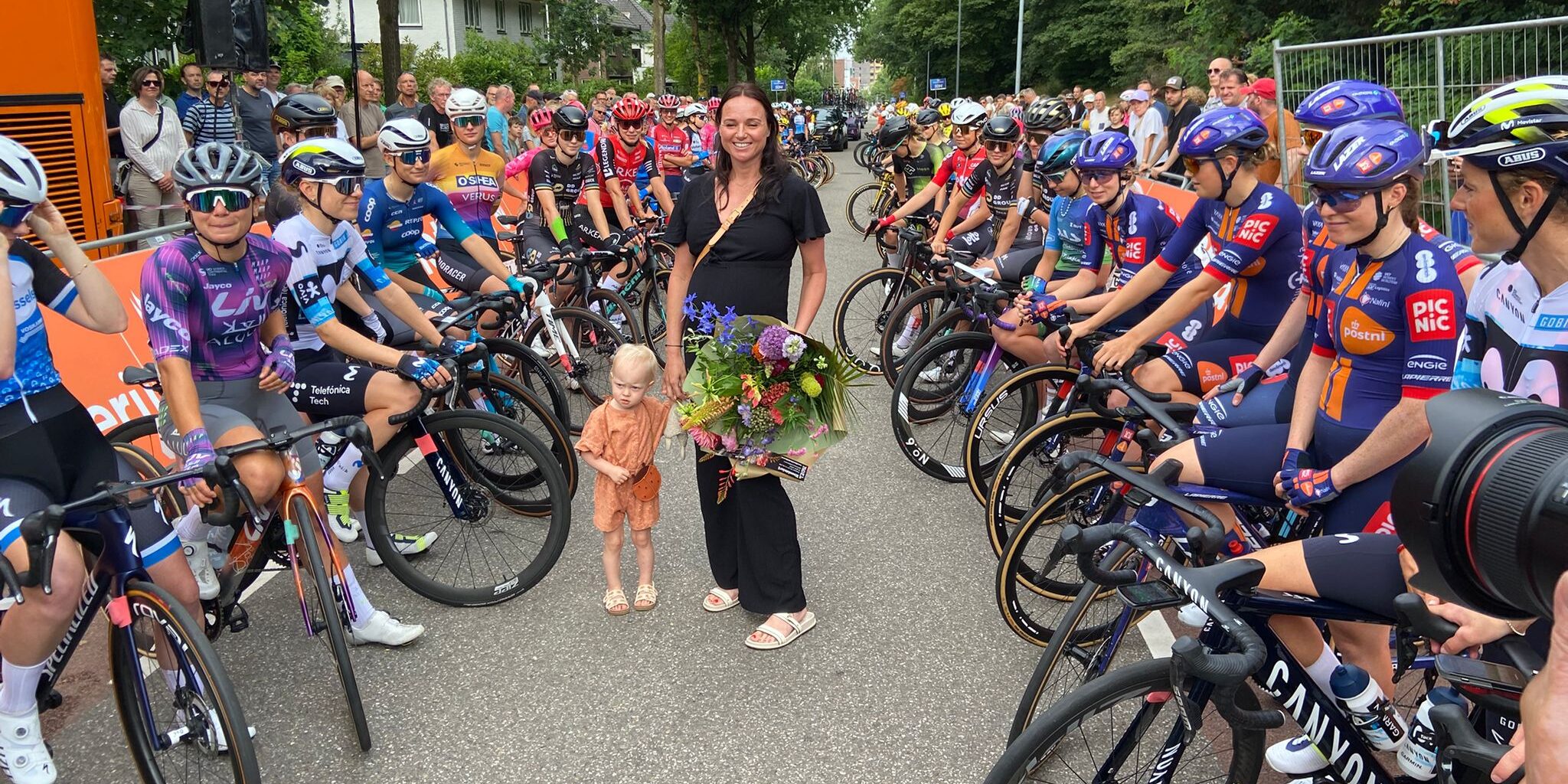 Chantal van den Broek-Blaak bedankt met erehaag op NK Wielrennen